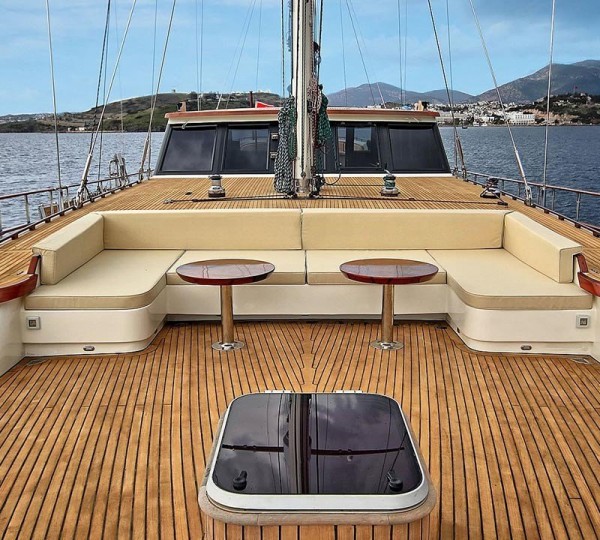 Dragonfly Yacht Charter Details, Custom | CHARTERWORLD Luxury Superyachts